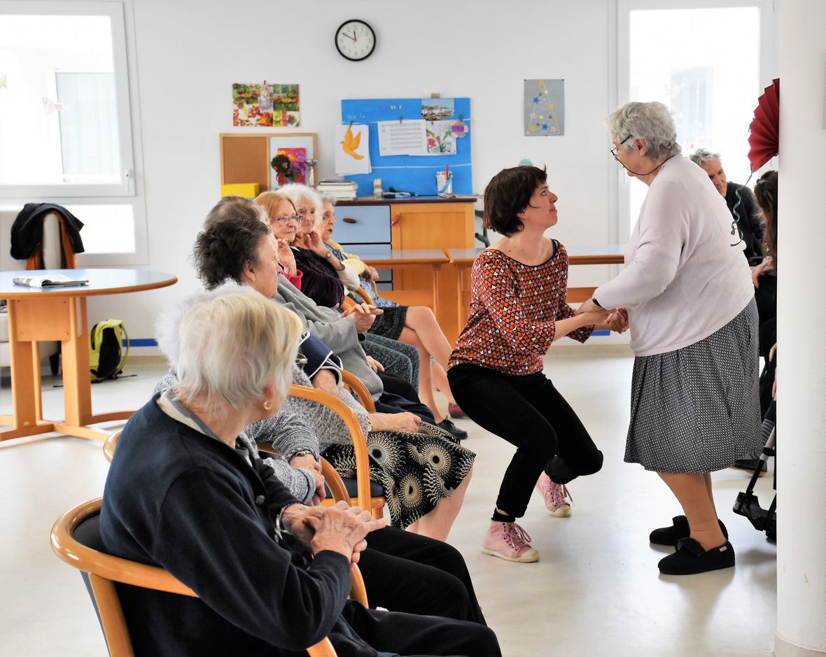 Cours de danse pour résidents d'EHPAD à Bordeaux - Viladanse